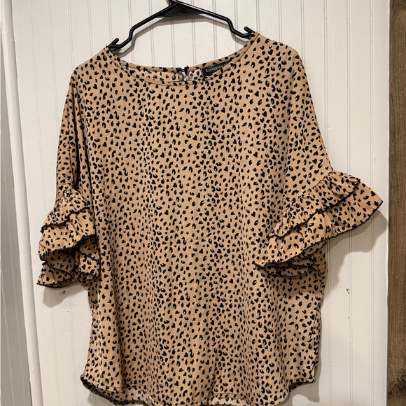 Romantic Hut | Tops | Tan And Cream Ruffled Flutter Sleeve Blouse ...